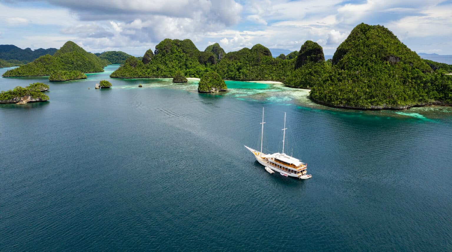 Raja Ampat Liveaboard and Snorkeling Trips | Oceanic Society